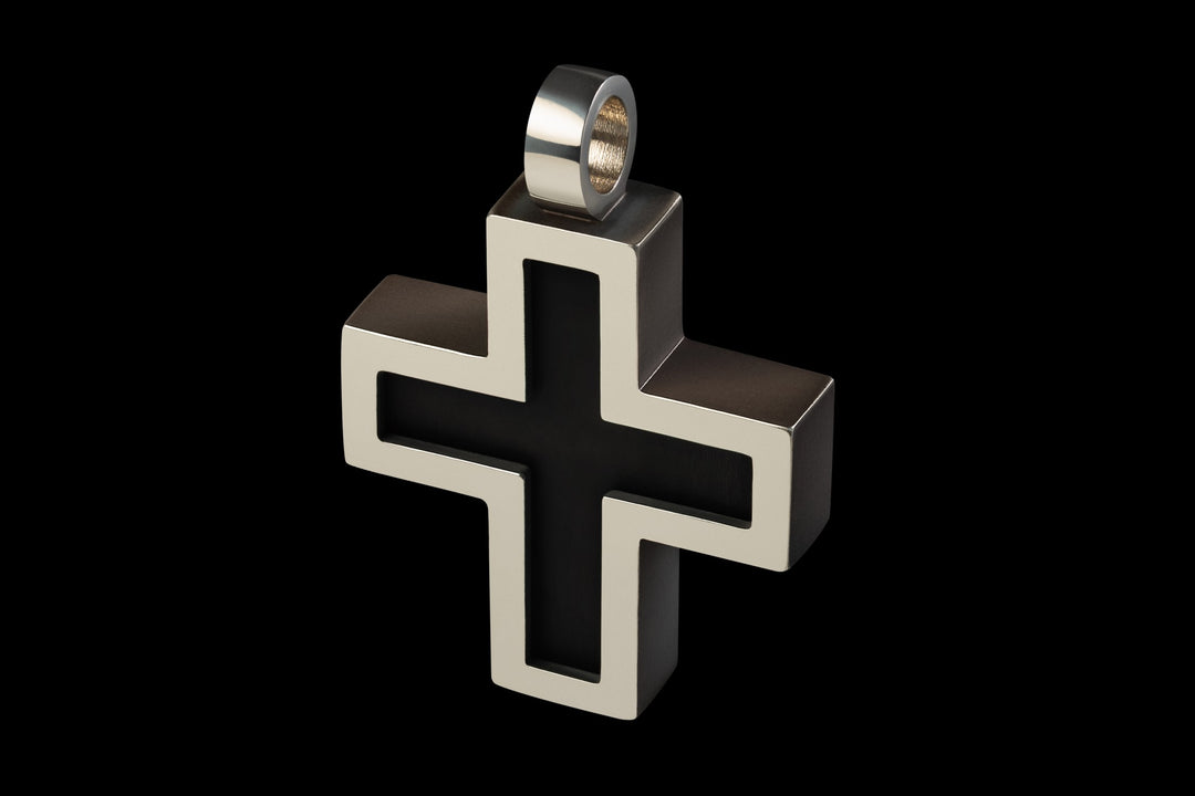 Hand cut obsidian cross – Yachur
