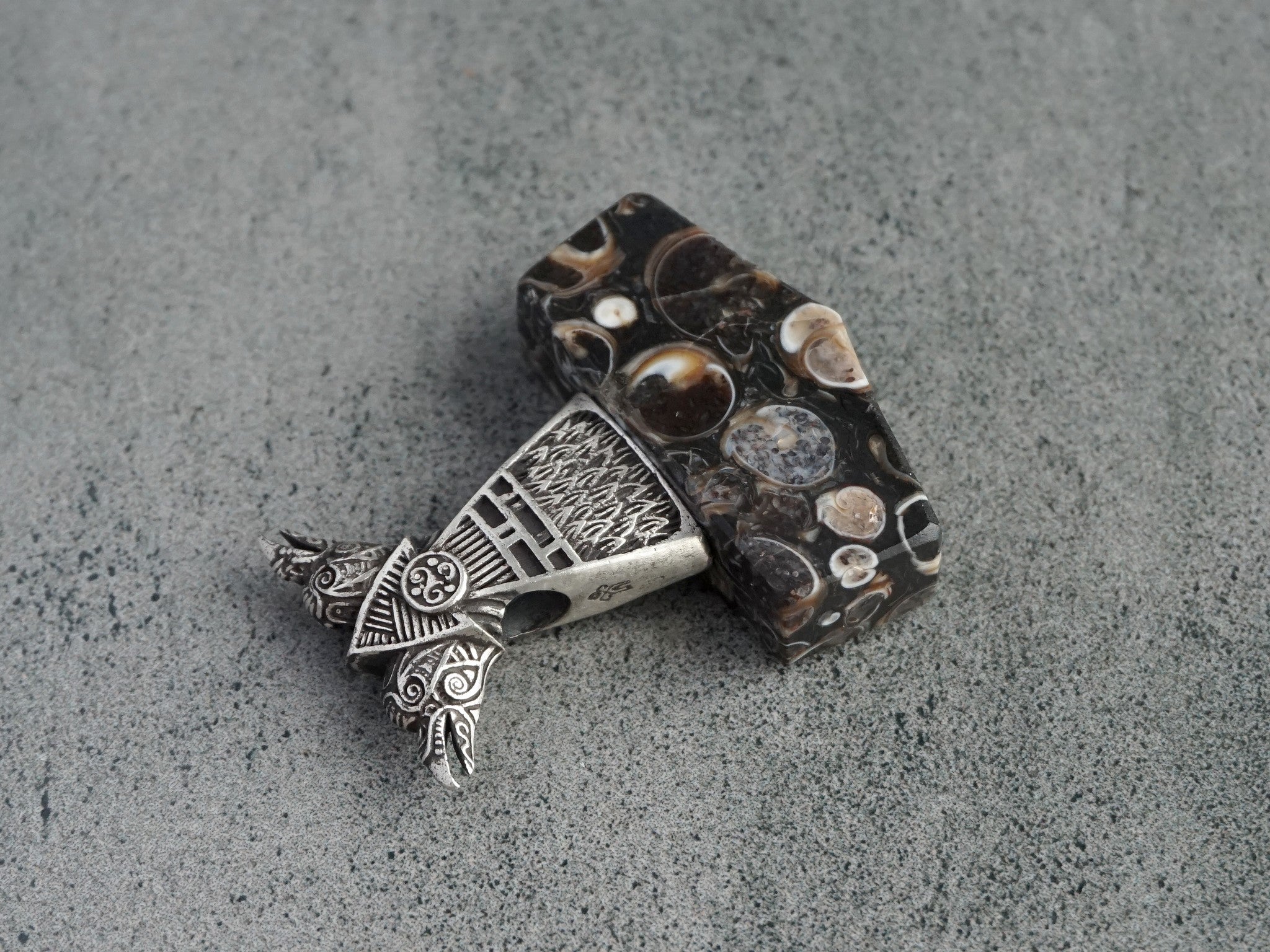 Raven Mjolnir with Fossil Agate (Turritella Agate) – Yachur